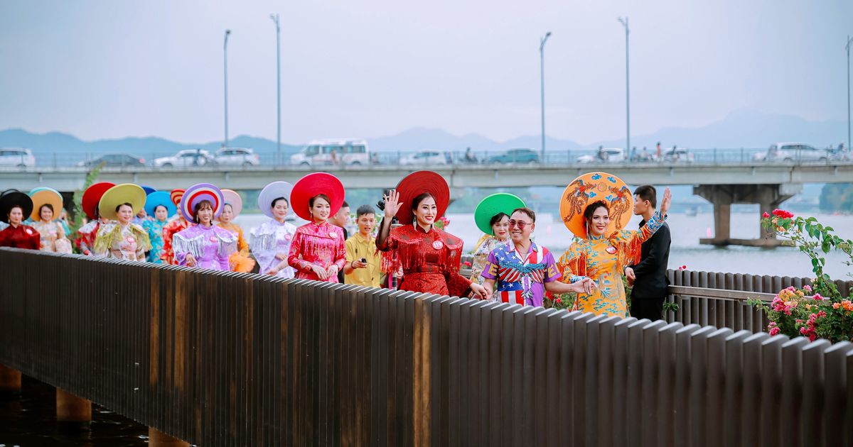 NTK Tony Phạm mang đến hình ảnh thuần Việt cho phần trình diễn thời ...