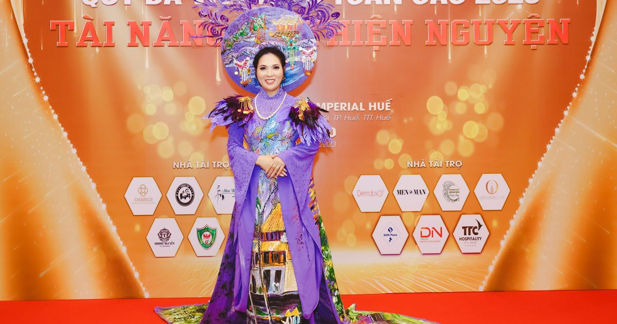 Nữ doanh nhân Công Thị Thu đấu giá chiếc áo dài đặc biệt của NTK Tony ...